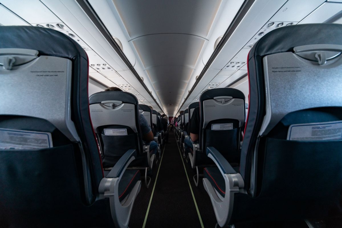 Best Seats On A Plane [The Ultimate Guide!] - Track Flight